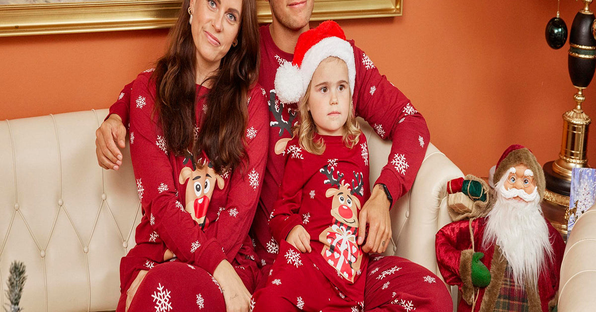 Christmas Outfits for Newborns - Cozy, Safe One-Piece Looks for Photos